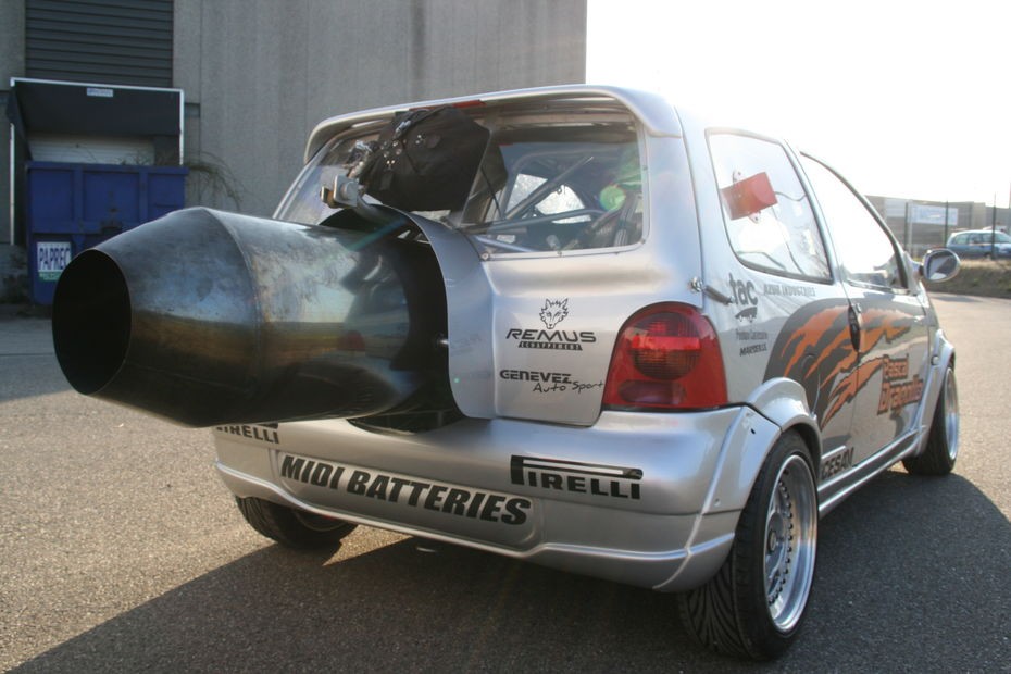 Une Twingo munie d'un réacteur d'avion : une vidéo à l'effet garanti