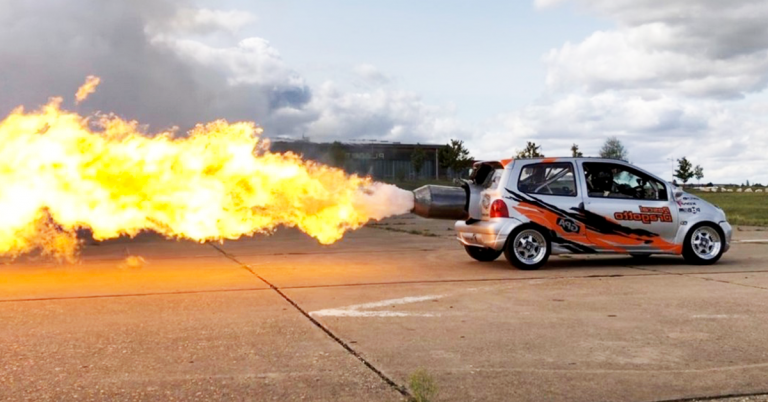 Une Twingo munie d'un réacteur d'avion : une vidéo à l'effet garanti
