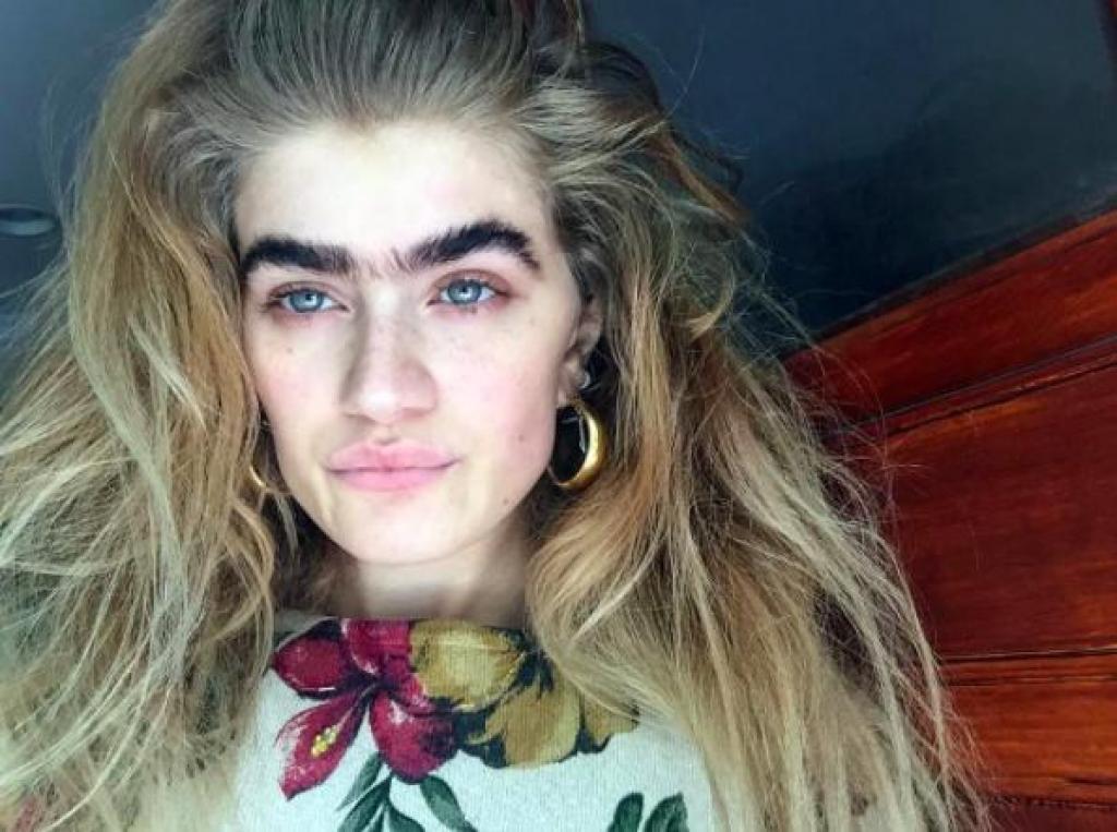 Ce mannequin a arrêté de s’épiler et assume fièrement son monosourcil