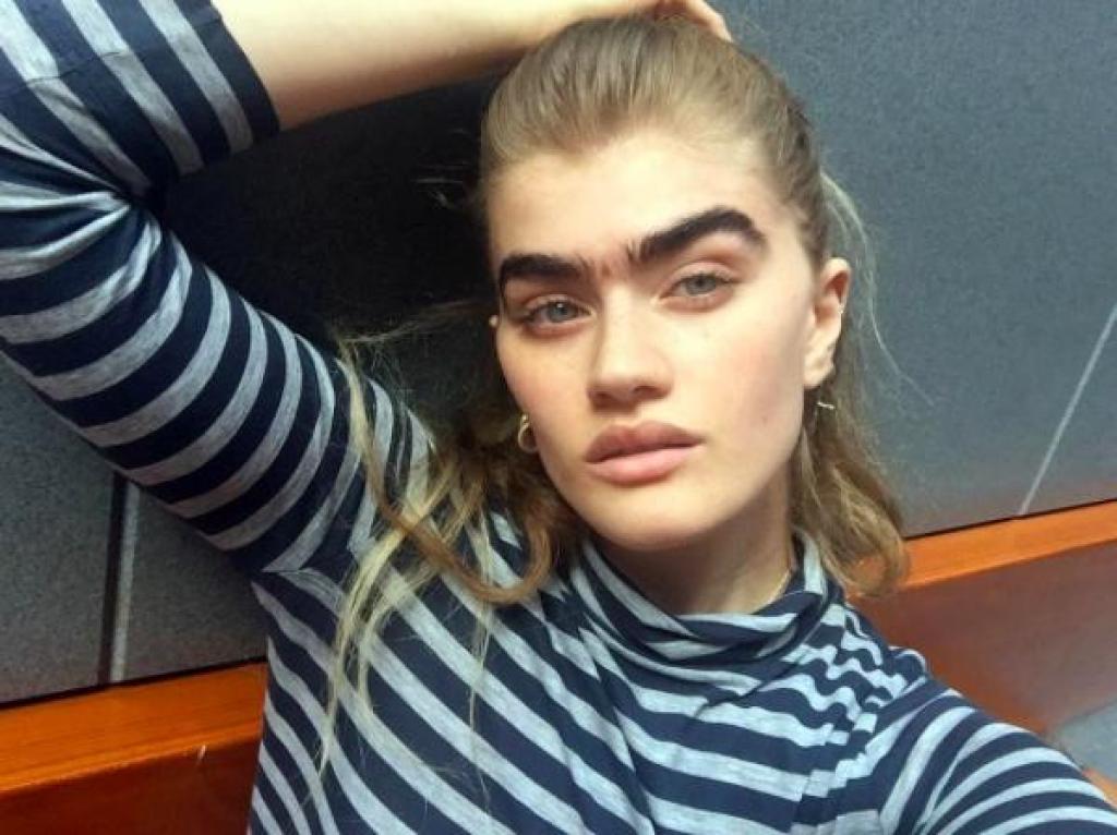 Ce mannequin a arrêté de s’épiler et assume fièrement son monosourcil