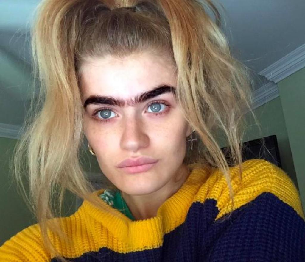 Ce mannequin a arrêté de s’épiler et assume fièrement son monosourcil