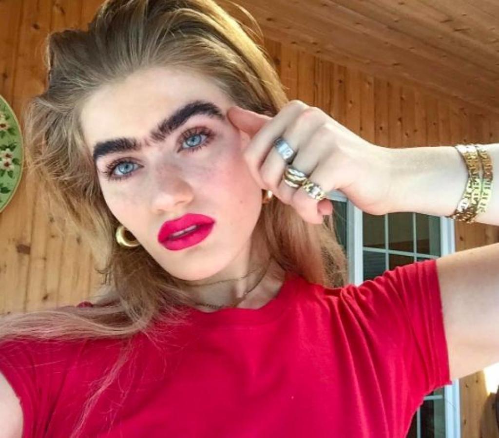 Ce mannequin a arrêté de s’épiler et assume fièrement son monosourcil