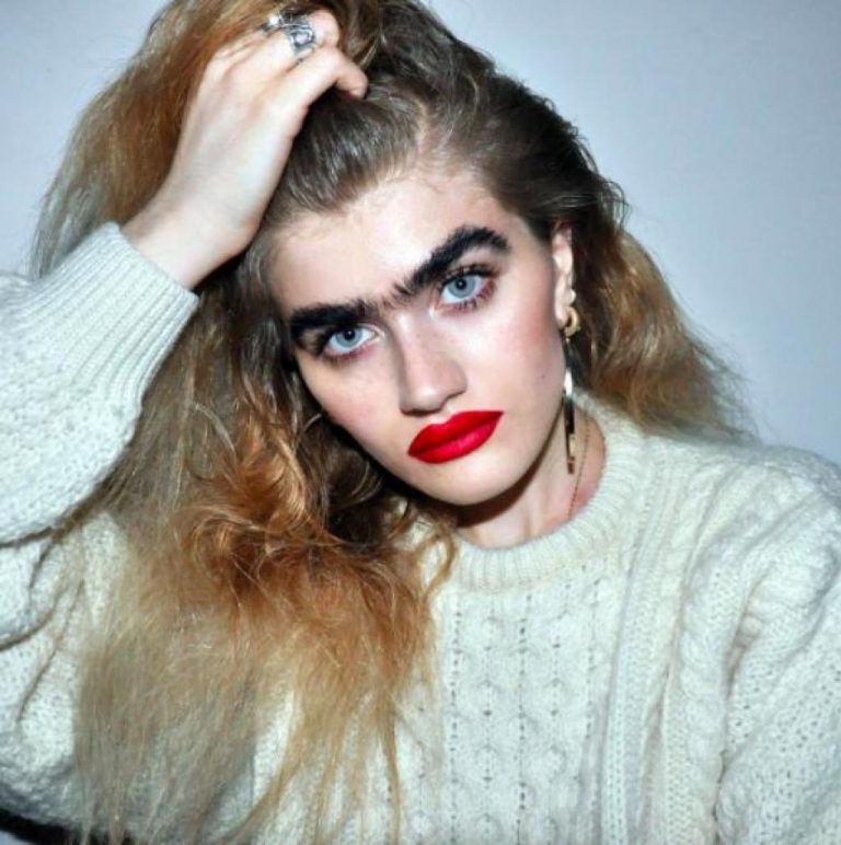 Ce mannequin a arrêté de s’épiler et assume fièrement son monosourcil