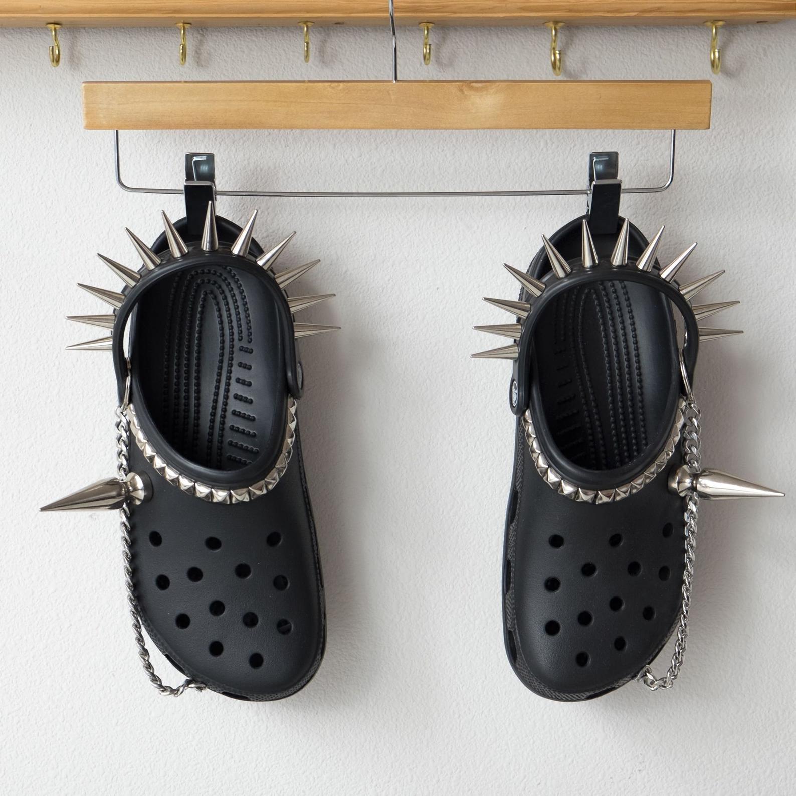 Les crocs existent désormais en mode gothique, avec chaînes et pointes ...