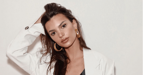 Emily Ratajkowski se promène à Los Angeles dans une tenue transparente