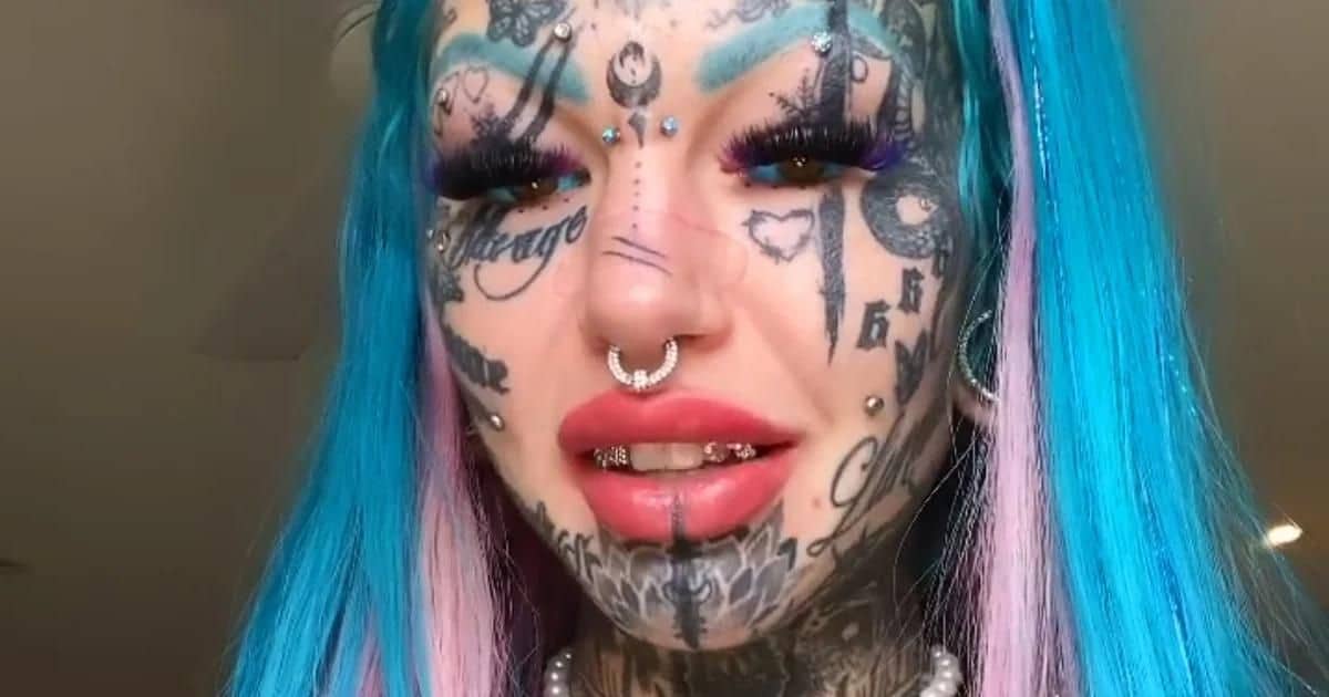 Amber Luke dévoile une photo d’elle adolescente sans tatouages ni chirurgie