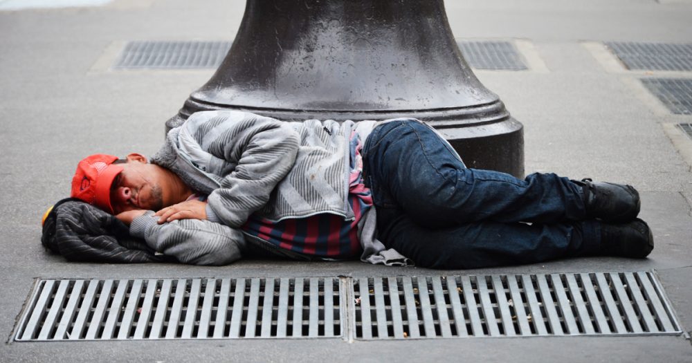Un SDF vandalise des poubelles car il a froid et veut passer l'hiver au ...