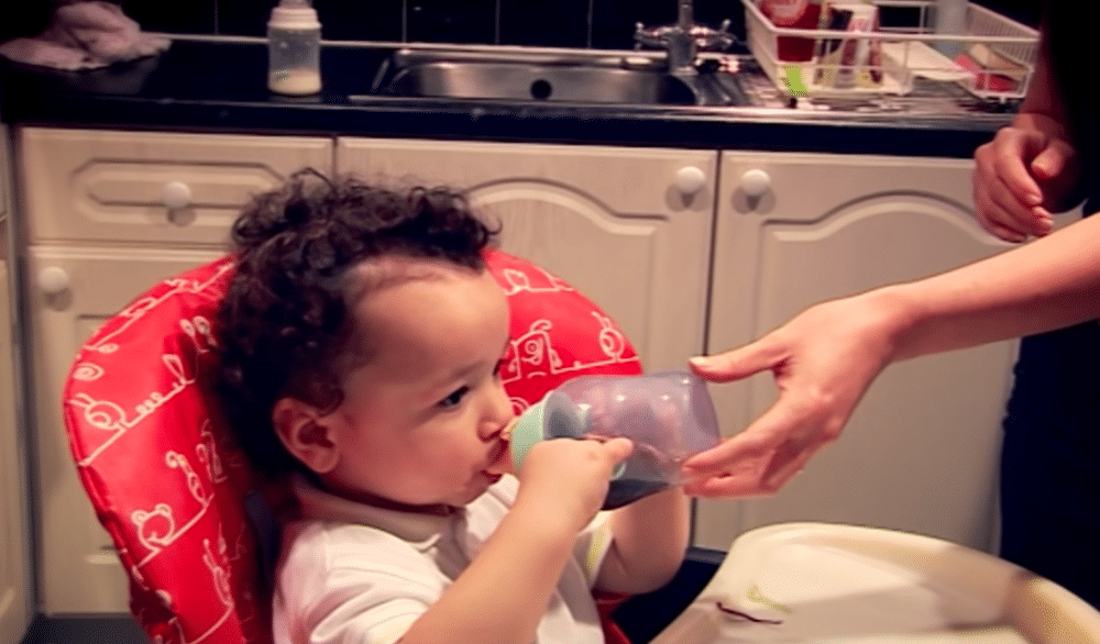 Un bébé accro au fast food à 1 an : « Il boit 6 canettes de soda par jour