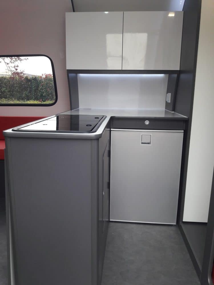 La caravane compacte "Beauer" se déplie en quelques secondes pour ...