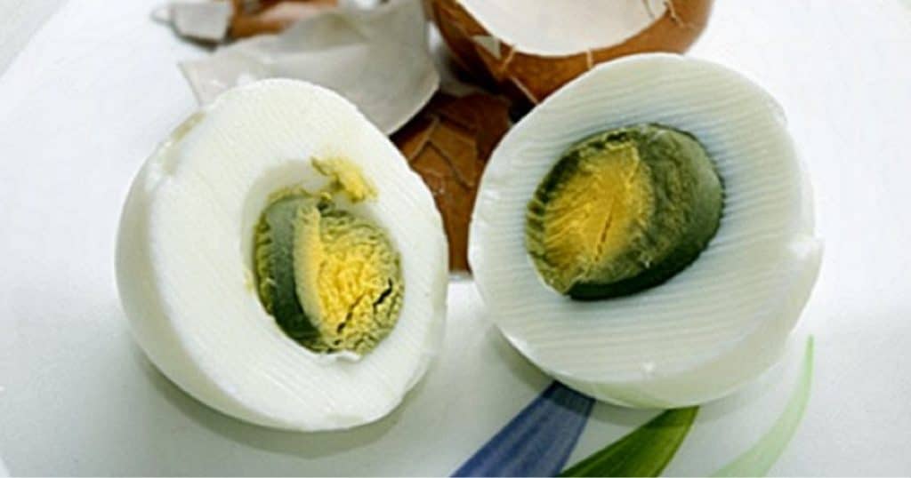 Peut-on consommer sans risque les oeufs durs dont le jaune tire sur le ...