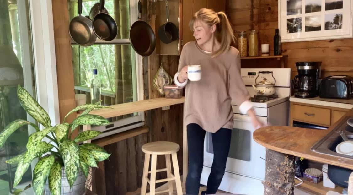 A 27 ans, Hannah plaque tout pour vivre au fond des bois : « il faut ...