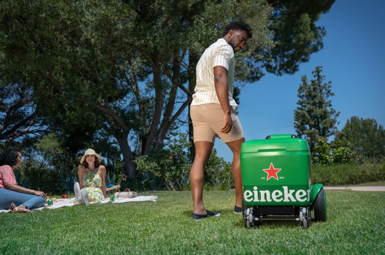 Un robot Heineken qui vous suit partout avec des bières fraîches, ça ...