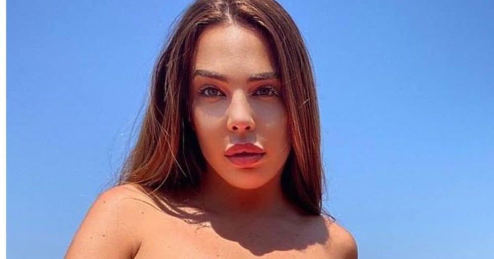 Kim Glow offre une vue imprenable sur son postérieur, ses fans sont aux ...