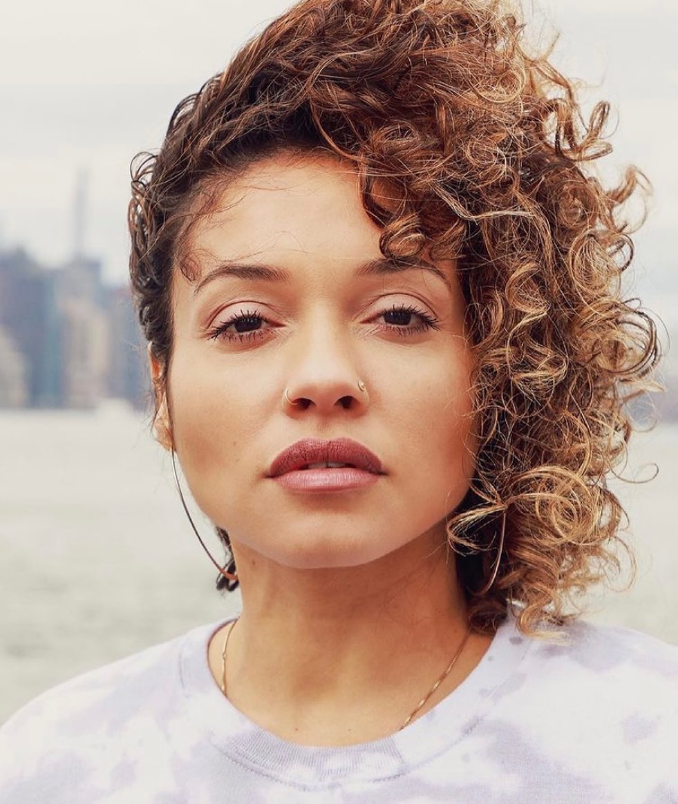 Sophia Urista au cœur d'un bad buzz : la chanteuse urine sur le visage ...