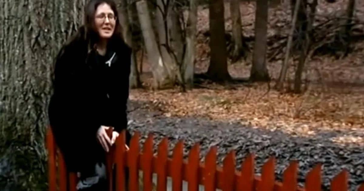 Objectophile, Erika LaBrie se sent physiquement attirée par une clôture