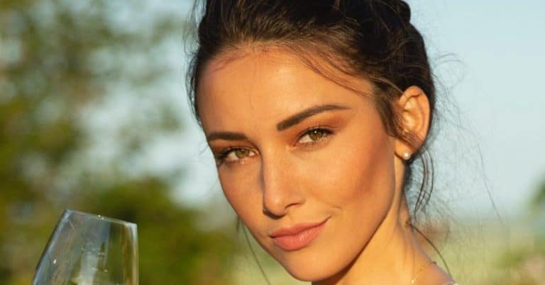 Delphine Wespiser fait tomber le haut, les internautes en sueur