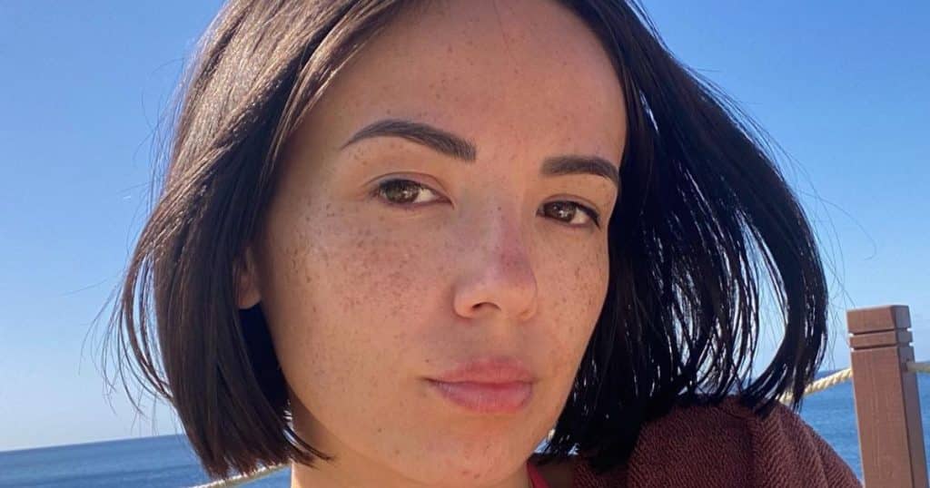 Agathe Auproux ose une petite robe courte en plein Paris, elle dévoile ...