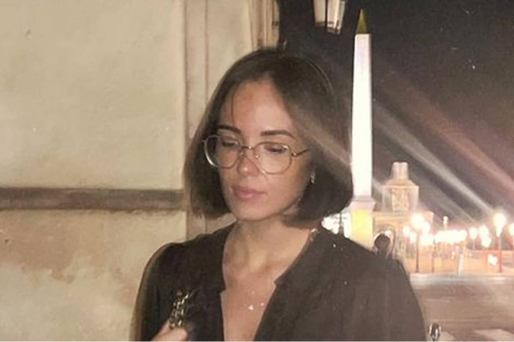Agathe Auproux ose une petite robe courte en plein Paris, elle dévoile ...
