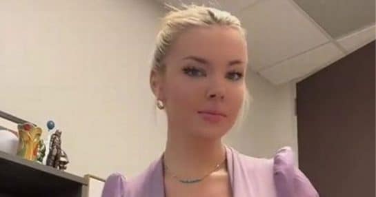 Son patron la renvoie chez elle à cause de sa tenue : « Devrais-je ...