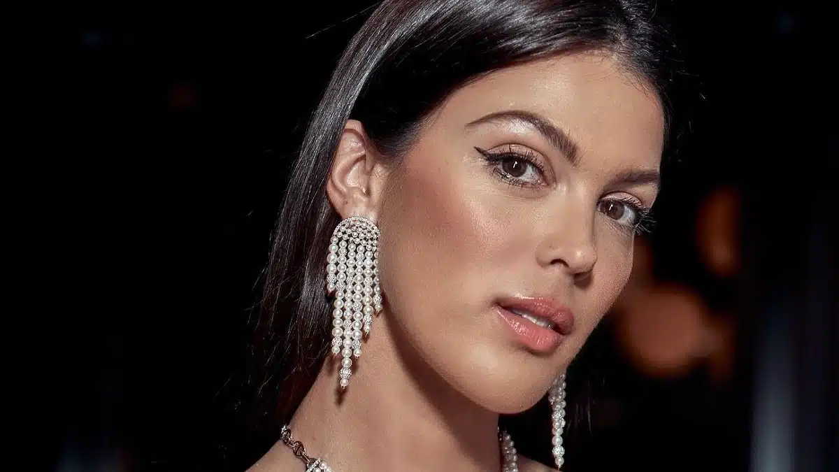 Iris Mittenaere sublime dans une robe au décolleté vertigineux à Noël