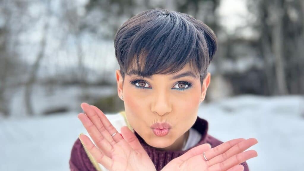 "Tu es resplendissante", Ève Gilles ose la robe semi-transparente et fait sensation