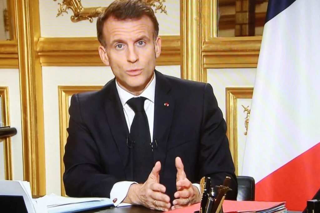 Ce détail troublant sur le bureau d’Emmanuel Macron pendant son ...